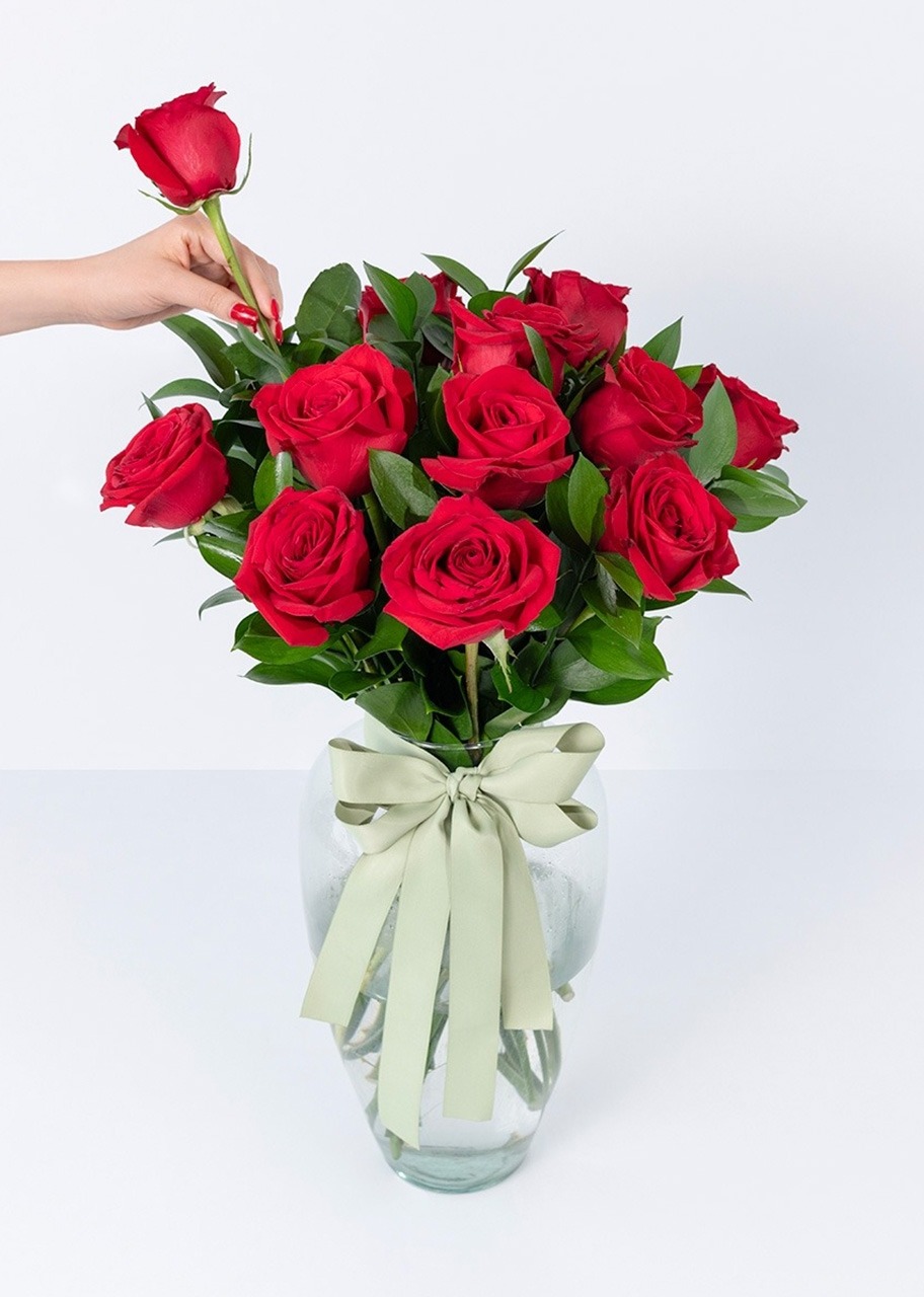12 Rosas Rojas con Pastel Red Velvet