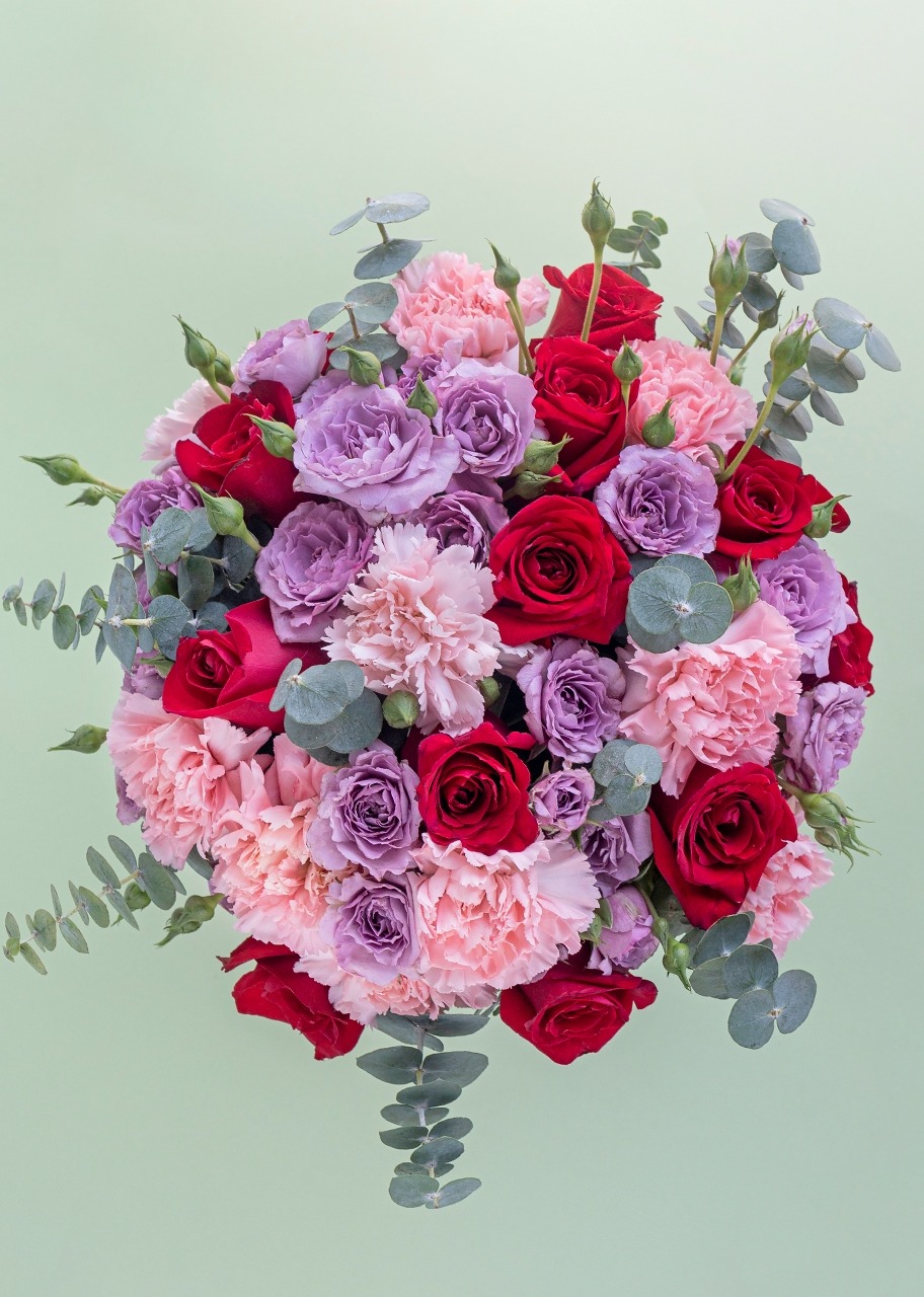 12 Rosas rojas y mini rosas en jarrón jaspeado platinado