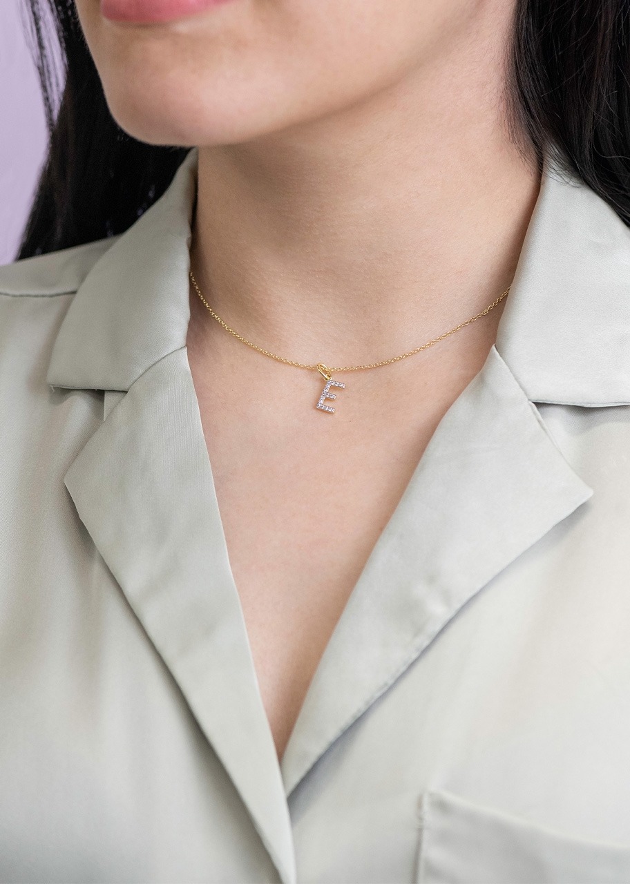 Collar con inicial E