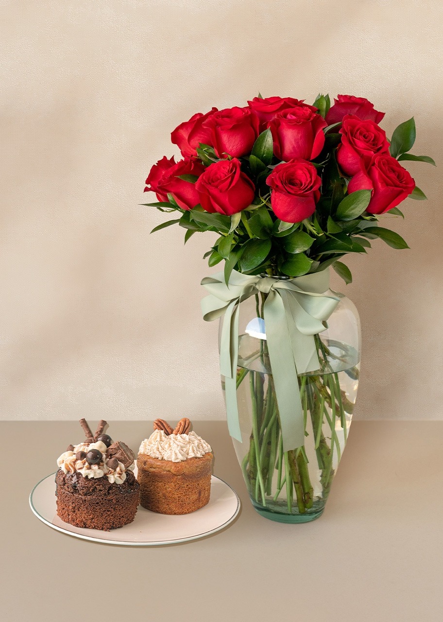12 Rosas Rojas con 2 pasteles individuales