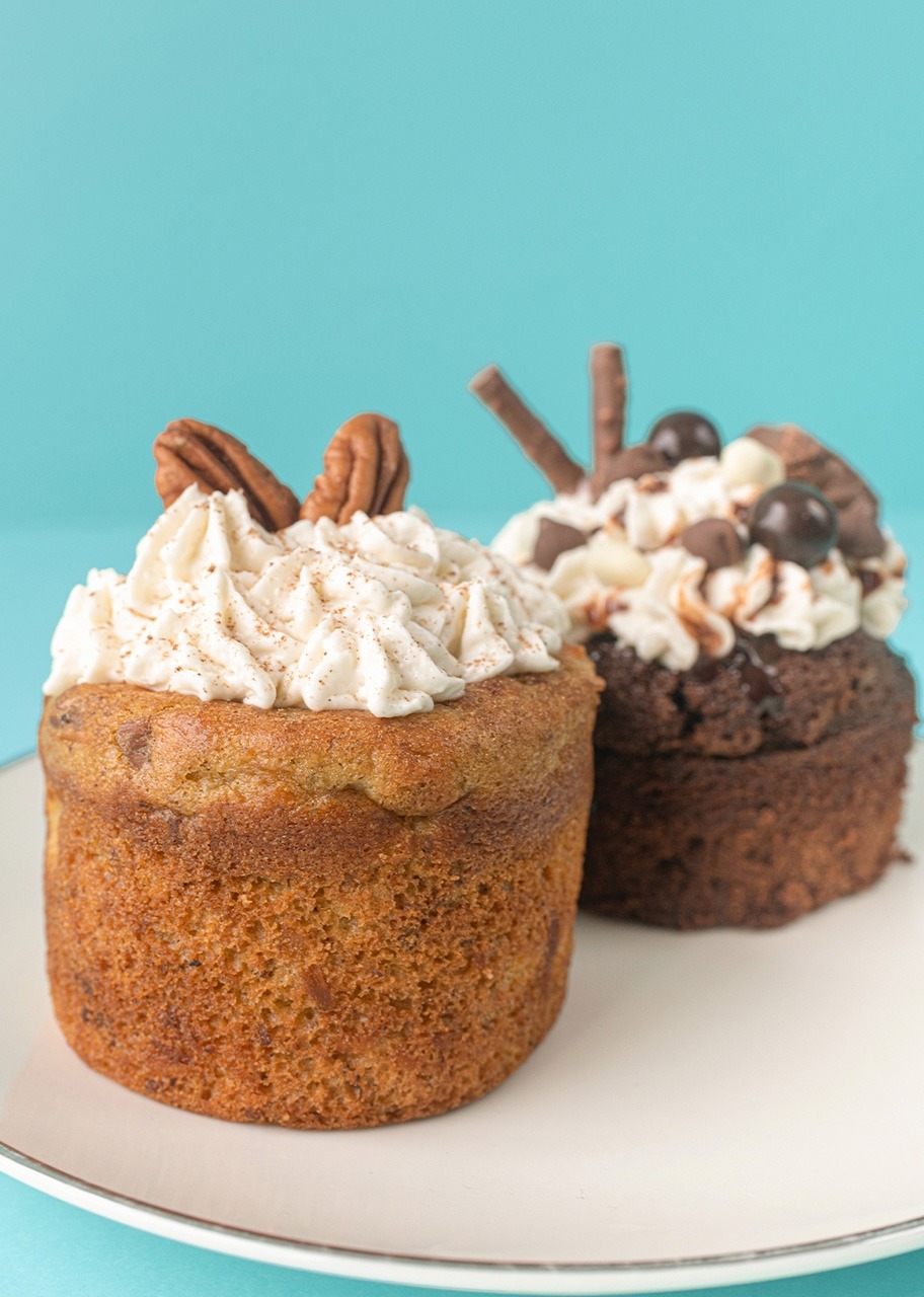 12 Rosas Rojas con 2 pasteles individuales