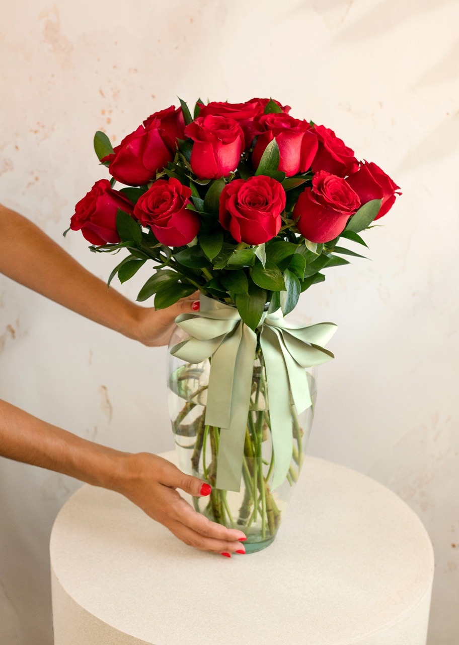 12 Rosas Rojas con 2 pasteles individuales