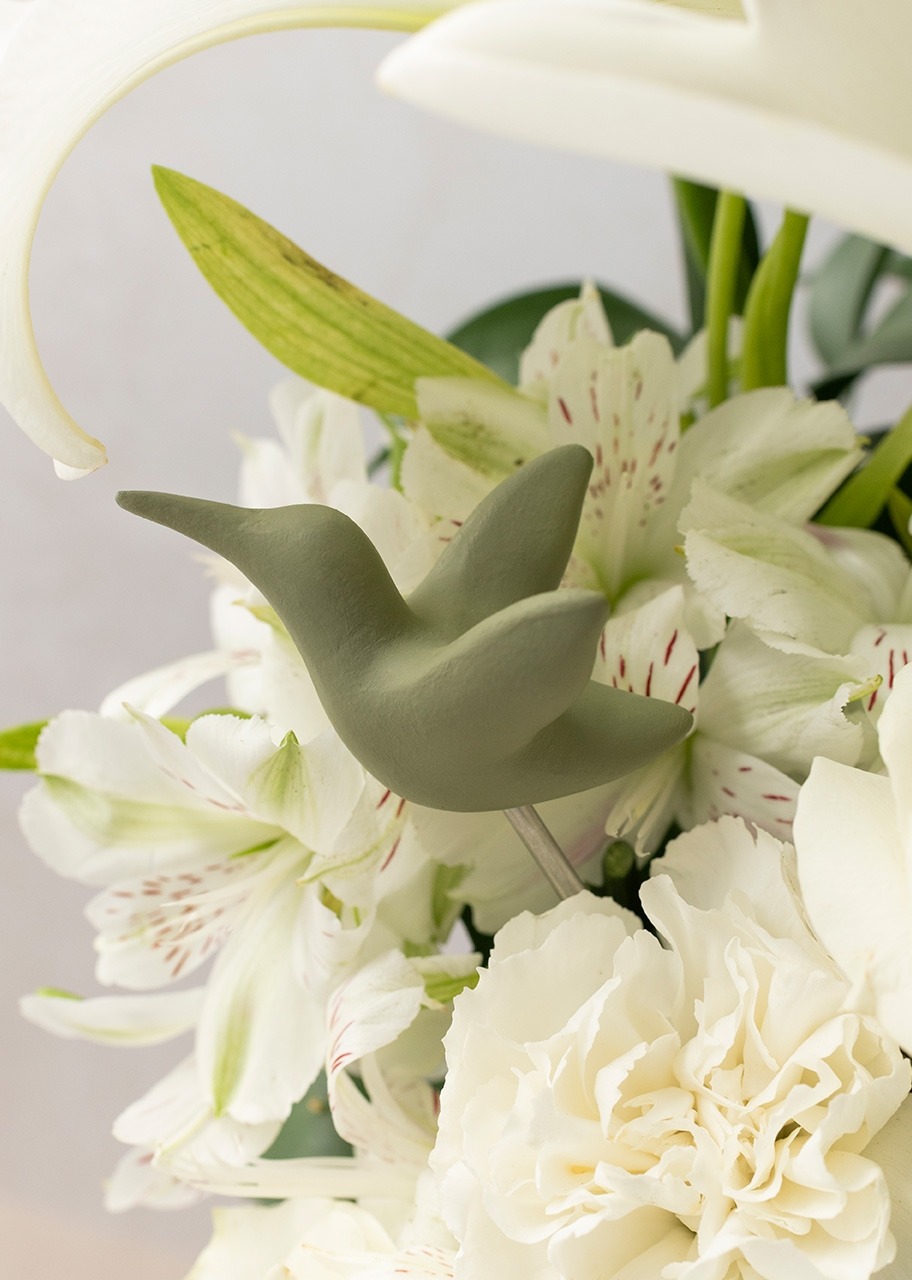 Arreglo de Rosas y Lilys Blancas con Colibrí