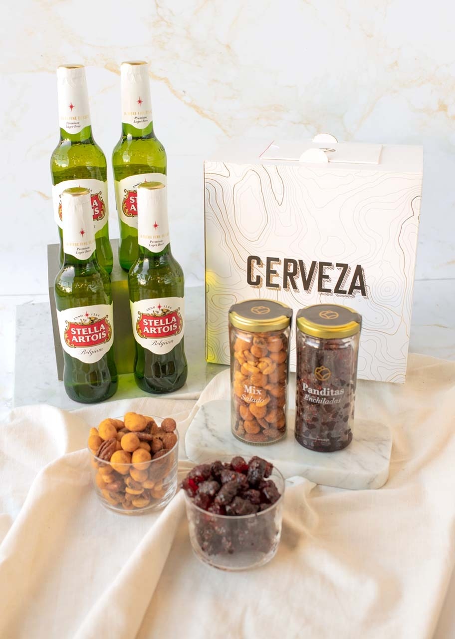 Cerveza Stella con botanas saladas y enchiladas