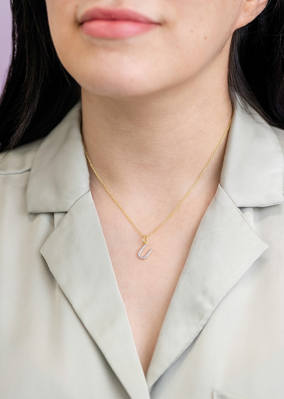 Collar con inicial U