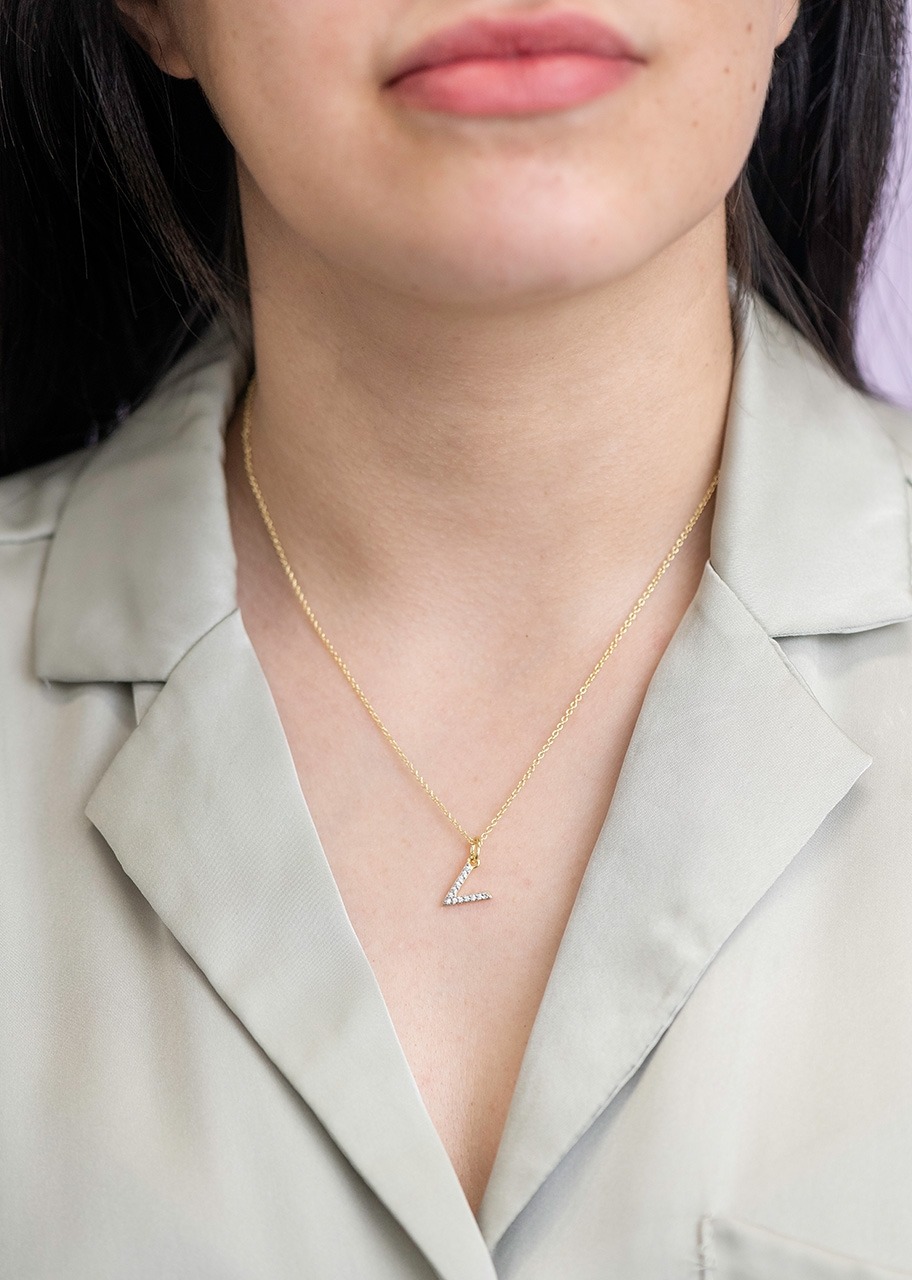 Collar con inicial V