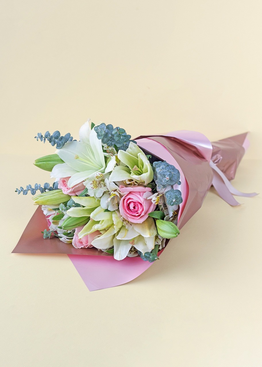 Ramo con rosas y lilys (2562) y Globo Estrella "Congrats Grad"