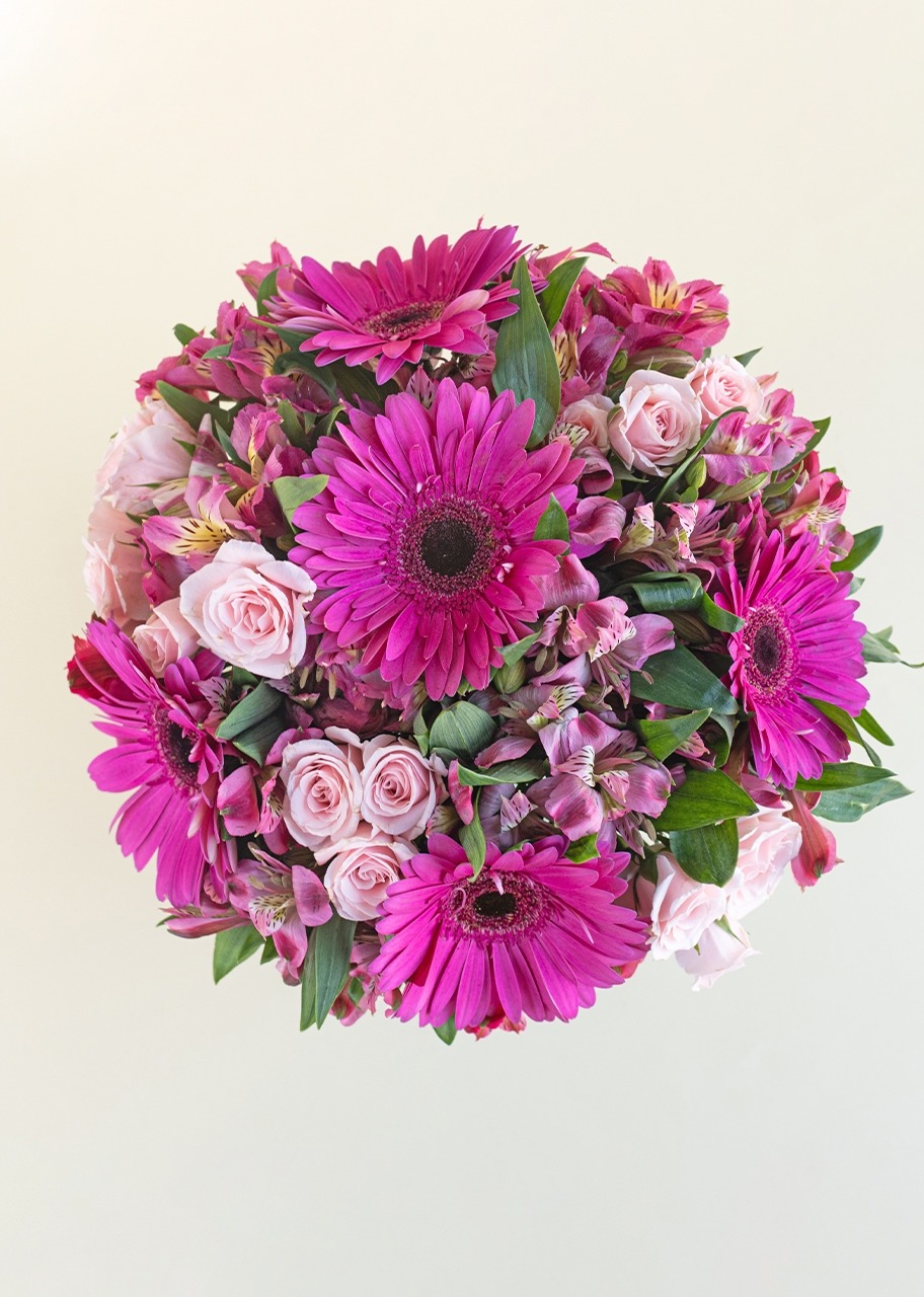 Gerbera y mini rosa en jarrón blanco traslúcido