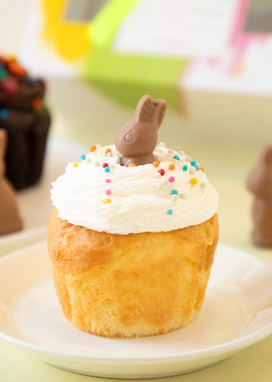 La Divinata Muffins with Stuffed Animal and Balloon