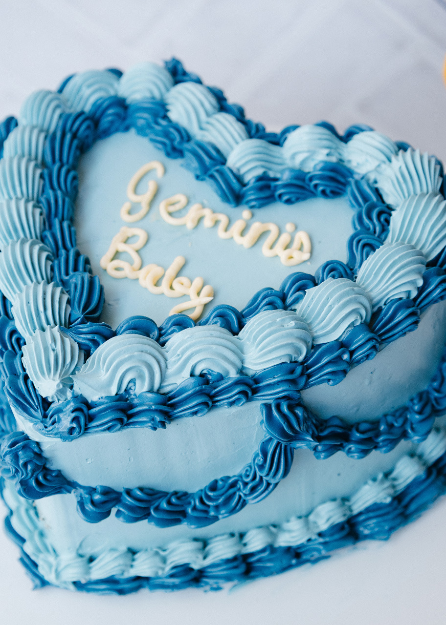 Kit Géminis con Pastel Florence, Flor y Vino