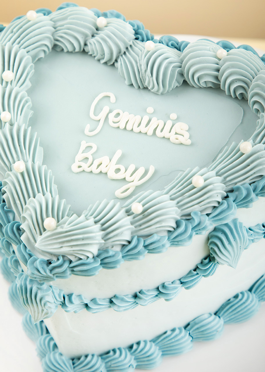 Kit Géminis con Pastel La Divinata, Flor y Vino