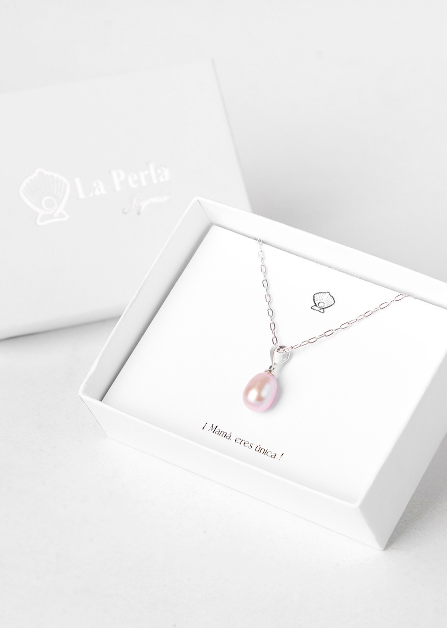 Lily Rosas con Mini Rosas y Collar Perla Rosa