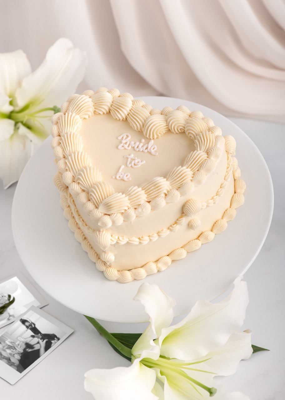 Pastel Bride To Be con Ternura de Rosas y Lilys y Polaroid