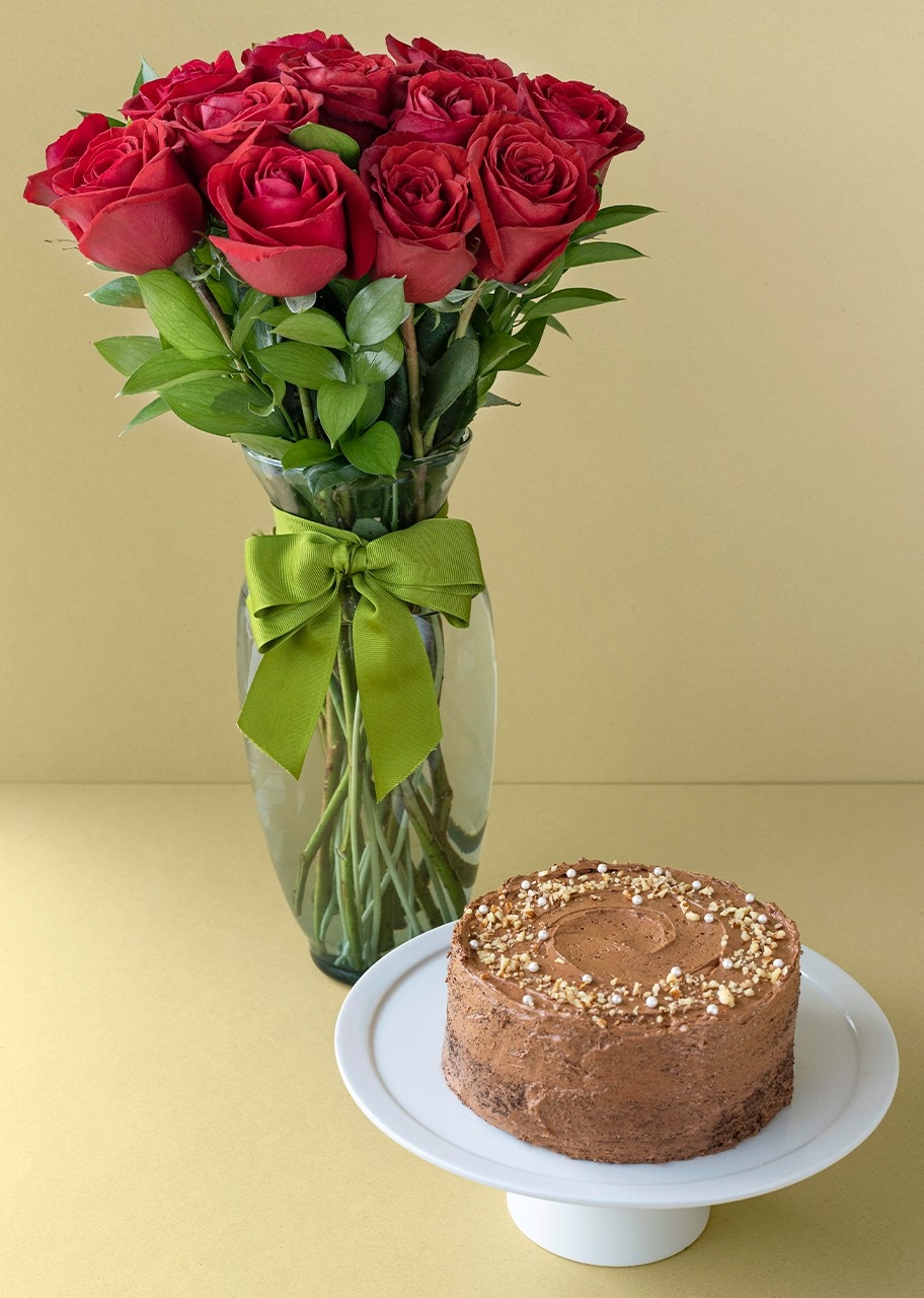 Pastel Chocolate Mediano con 12 Rosas