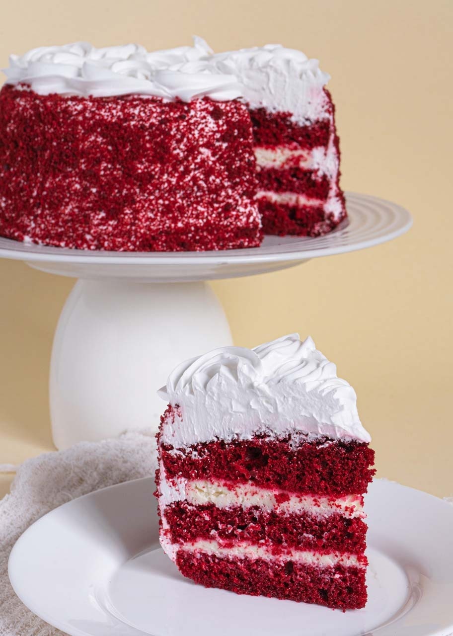 Pastel Red Velvet Tere Cazola con Gerberas Rosas