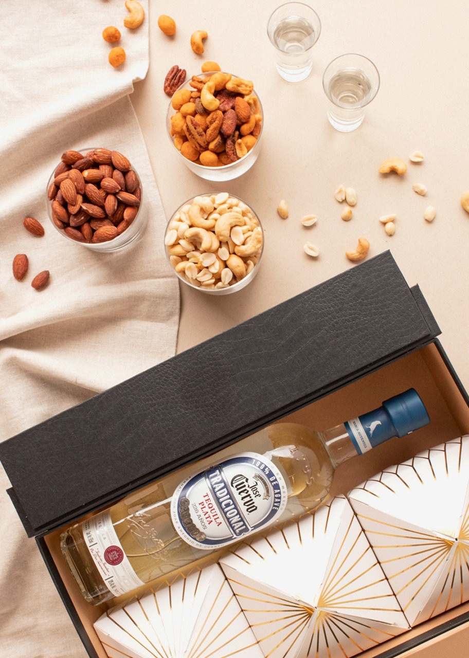 Personaliza Tequila José Cuervo Tradicional con Botanas