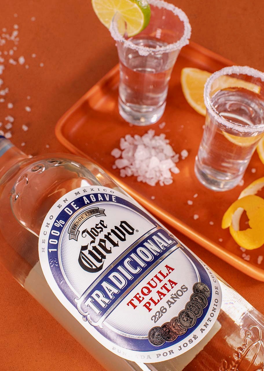 Personaliza Tequila José Cuervo Tradicional con Botanas