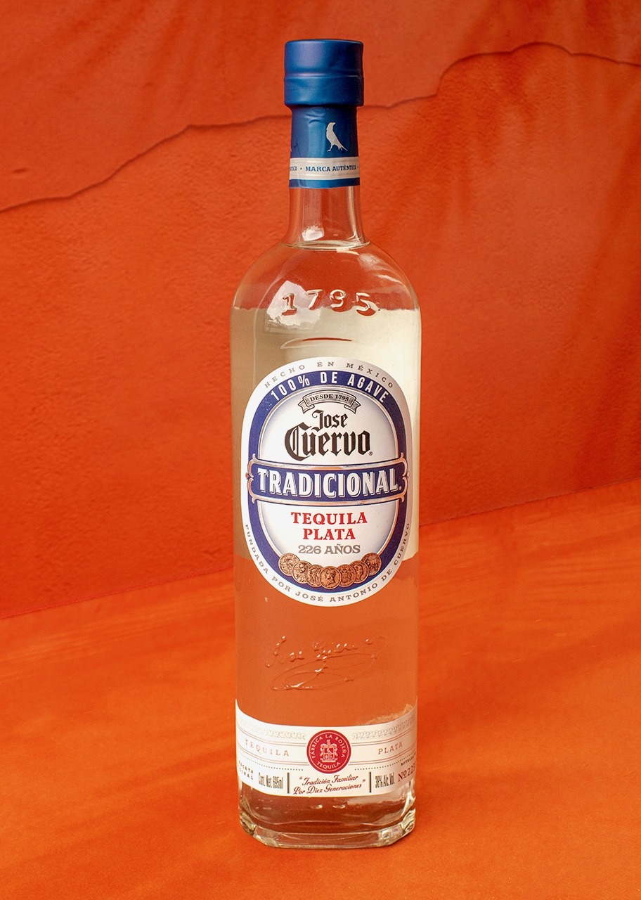 Personaliza Tequila José Cuervo Tradicional con Botanas