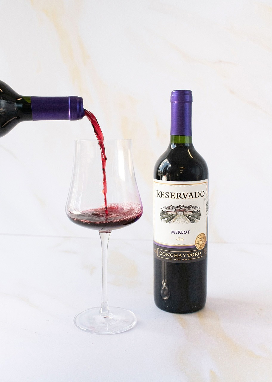 Regalo Virgo con Flores, Pastel y Vino