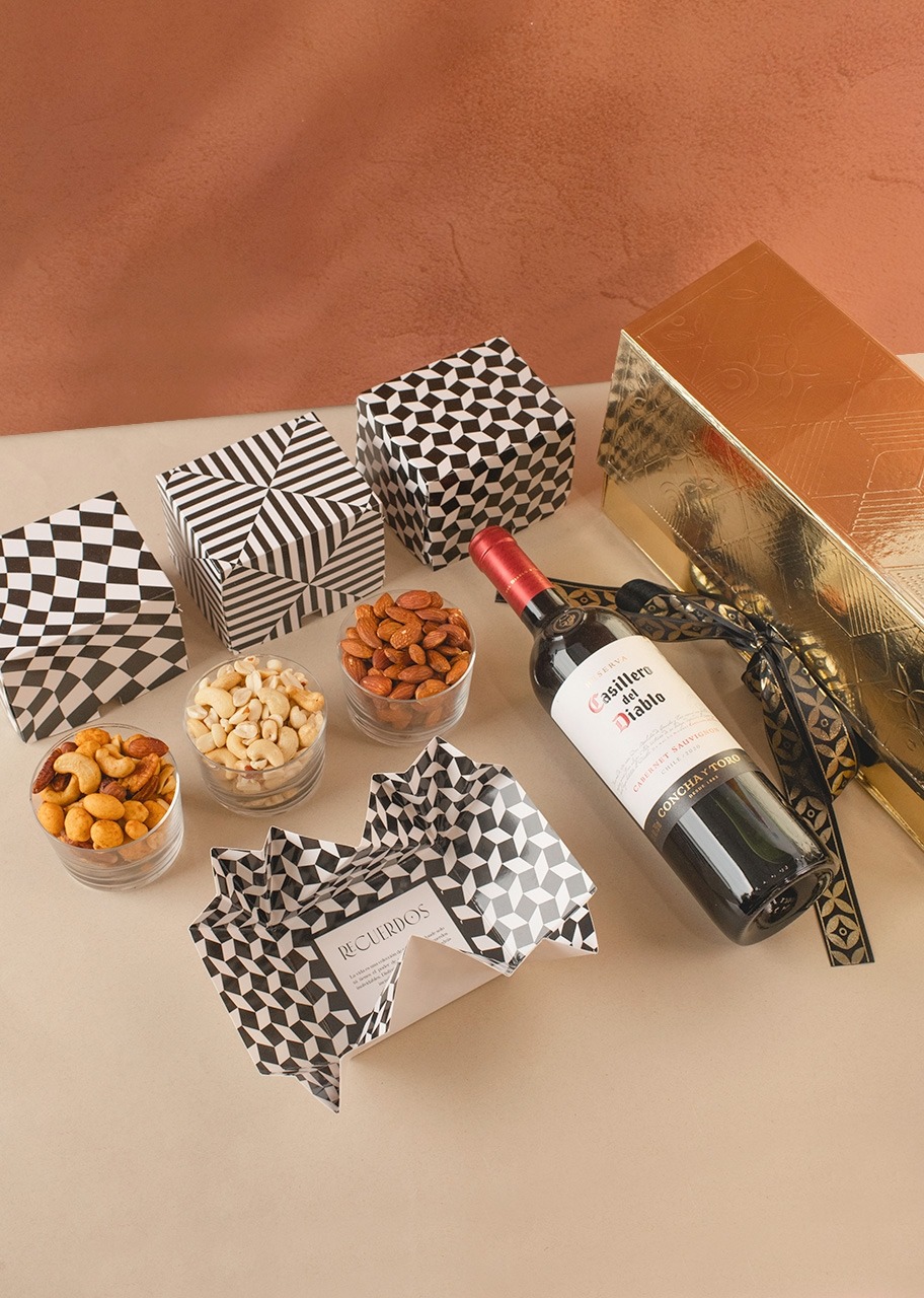 Vino Tinto con Botanas y Globo "Felicidades"